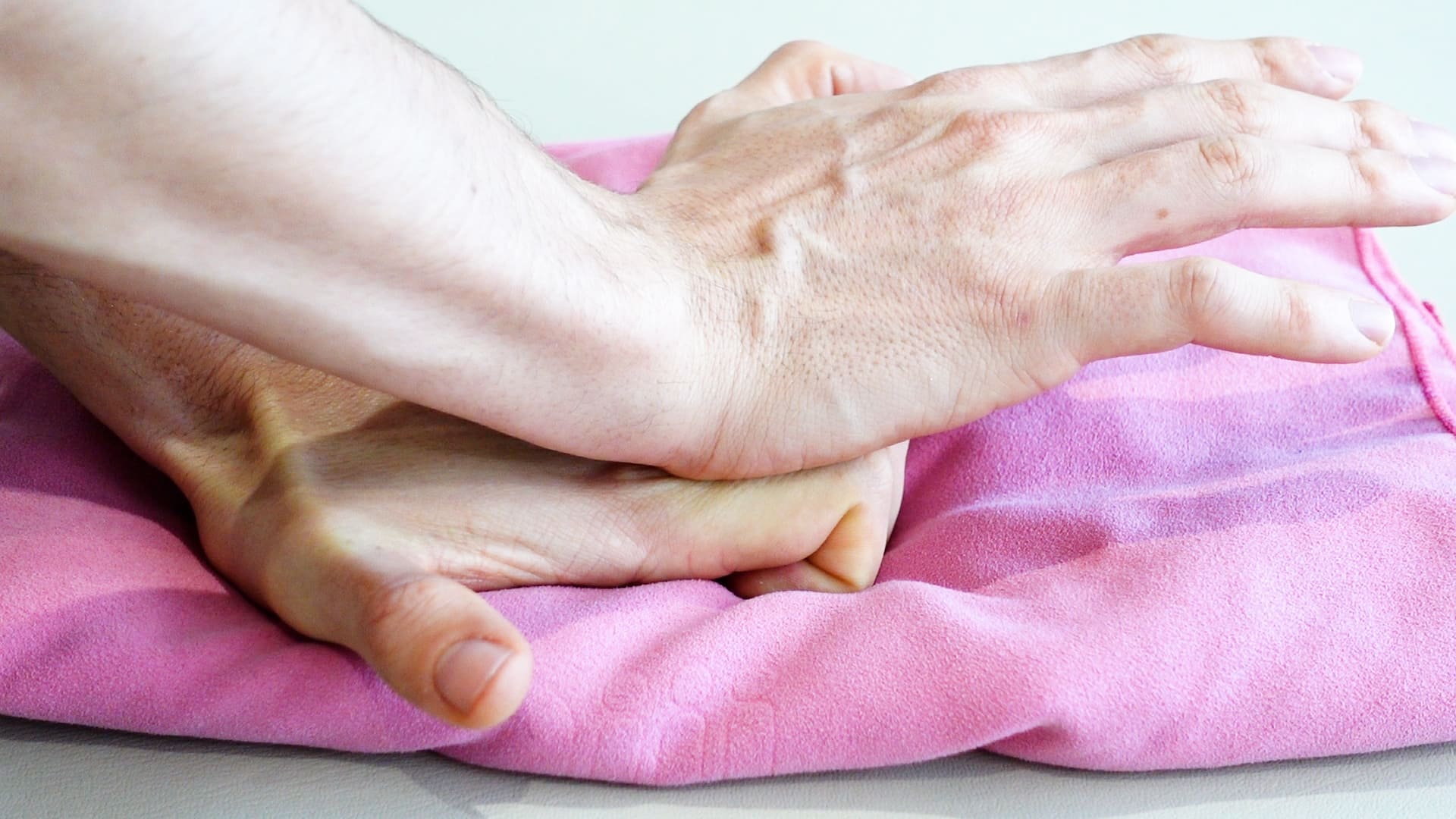 Vidéo d'exercice - Posture en griffes sur serviette