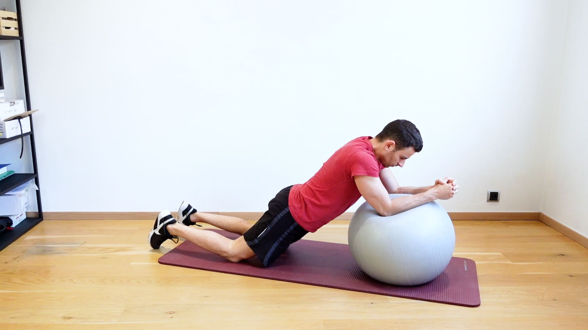 Vidéo d'exercice - Gainage sur genoux avec SwissBall