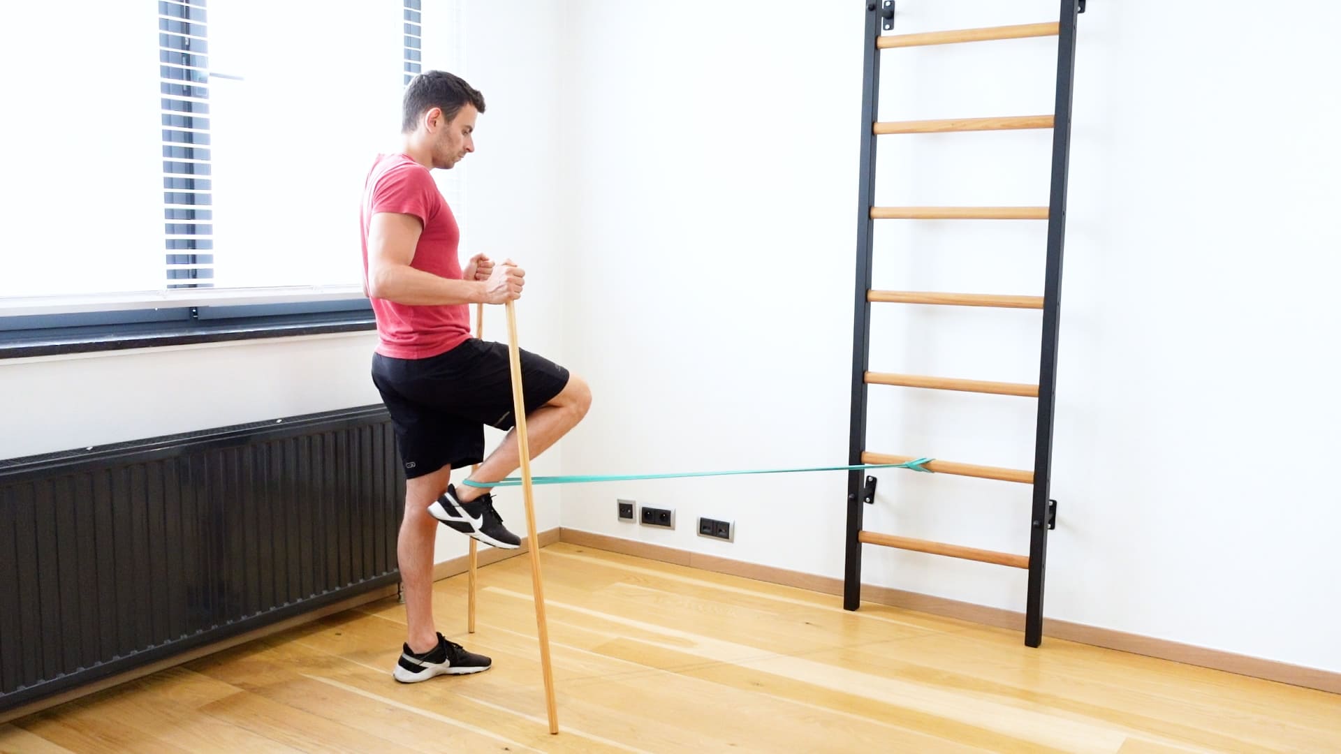 Vidéo d'exercice - Renforcement ischio-jambiers debout avec élastique