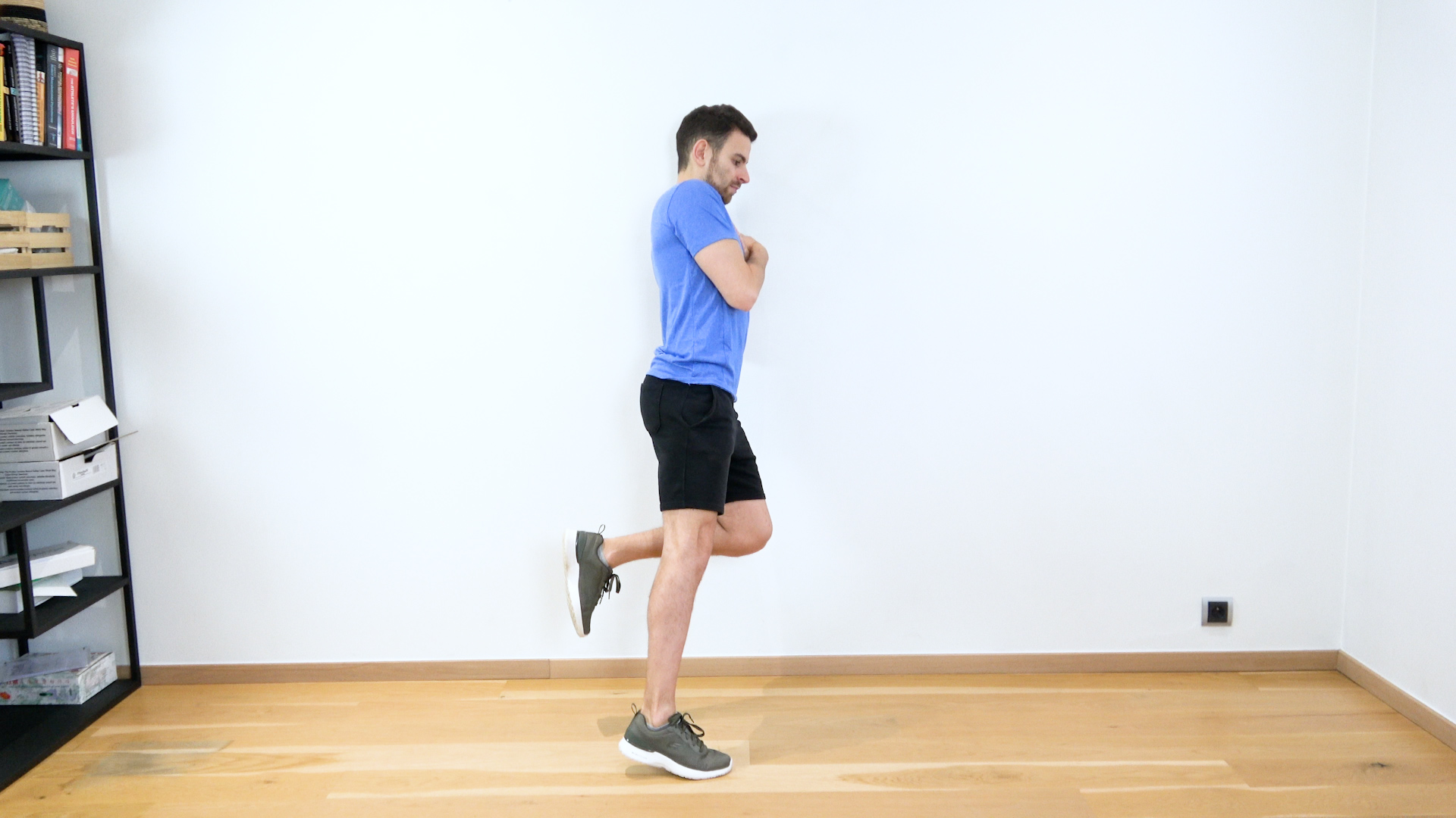 Vidéo d'exercice - Montée sur pointe du pied opposé avec corps incliné