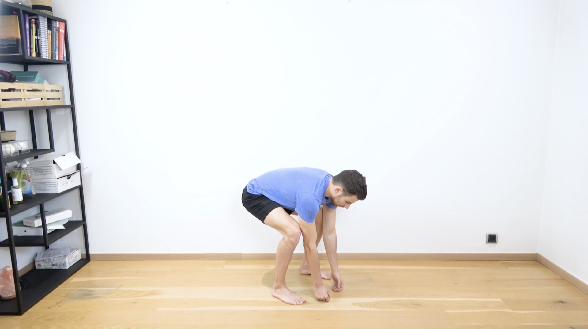 Vidéo d'exercice - Ramasser un objet au sol avec flexion des genoux