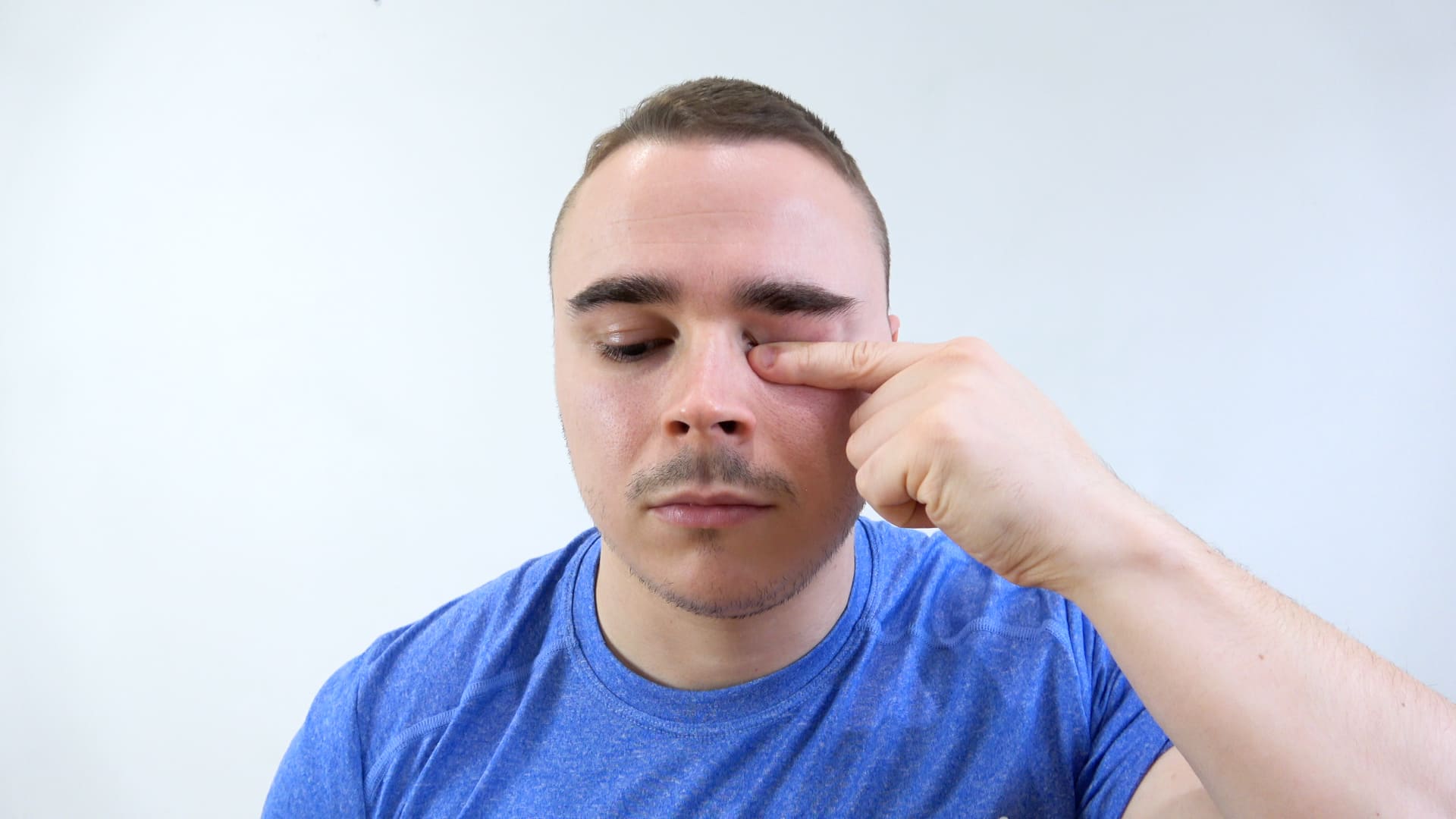 Vidéo d'exercice - Fermeture de l'oeil avec assistance