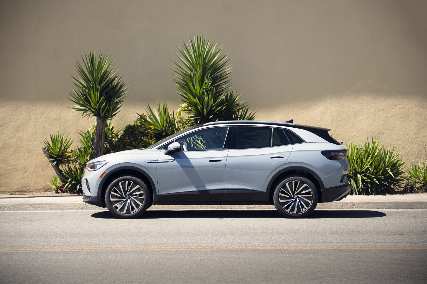 Explore the Volkswagen ID.4 AWD Pro S Plus | EV.Guide