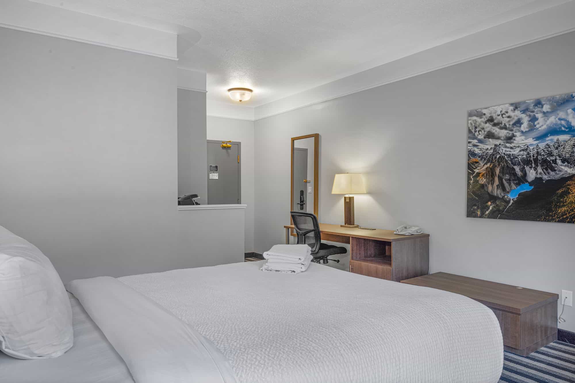 Double Queen + Deluxe King Room | Northwinds Hotel Canmore