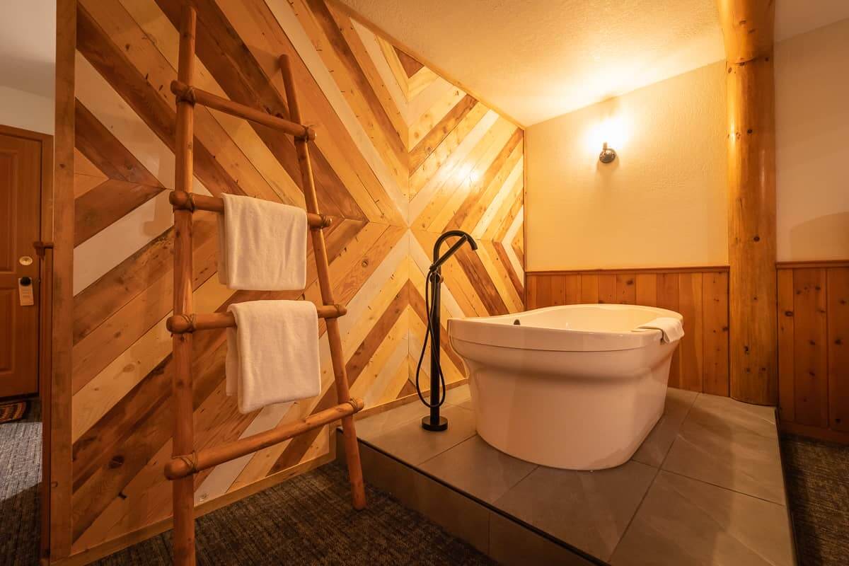 Jacuzzi Suite with Sofa Bed | Baker Creek By Basecamp