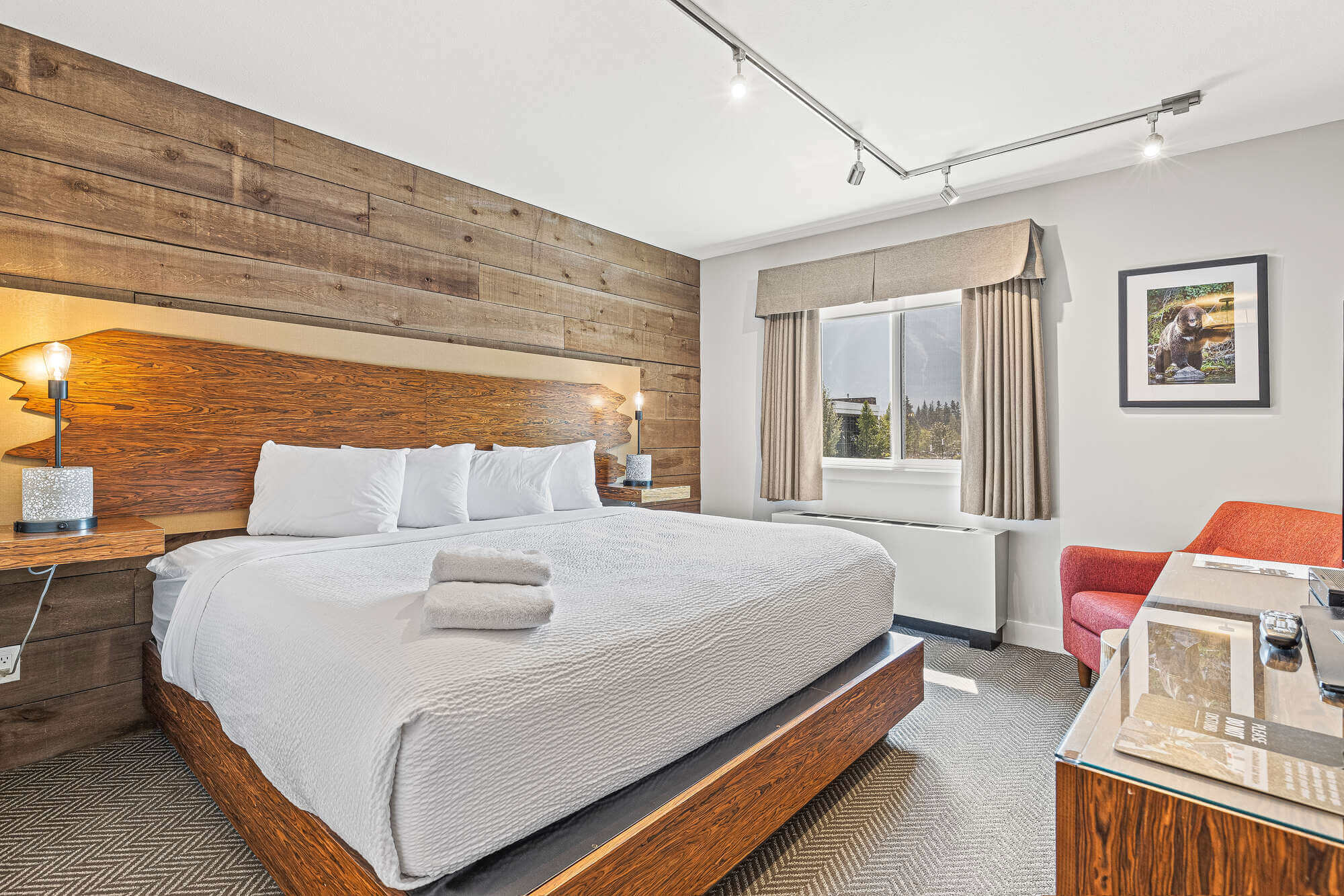 Deluxe King Room | Basecamp Lodge Canmore
