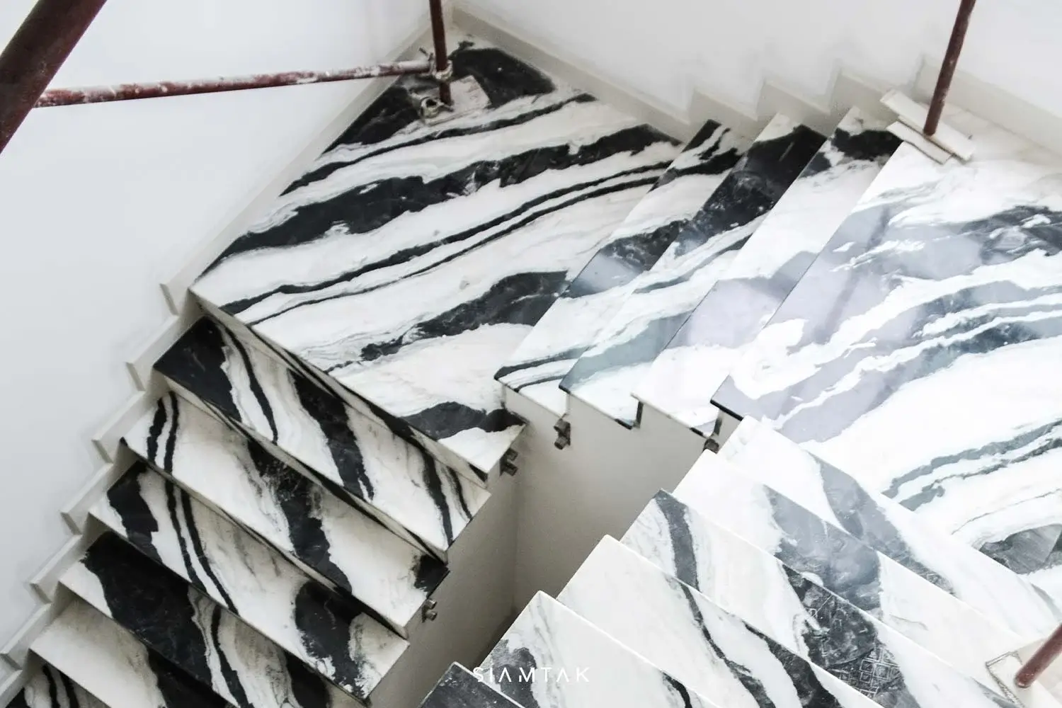 อยากมีบันไดหินอ่อน หินแกรนิตที่เข้ากับบ้าน ต้องรู้อะไรบ้าง?