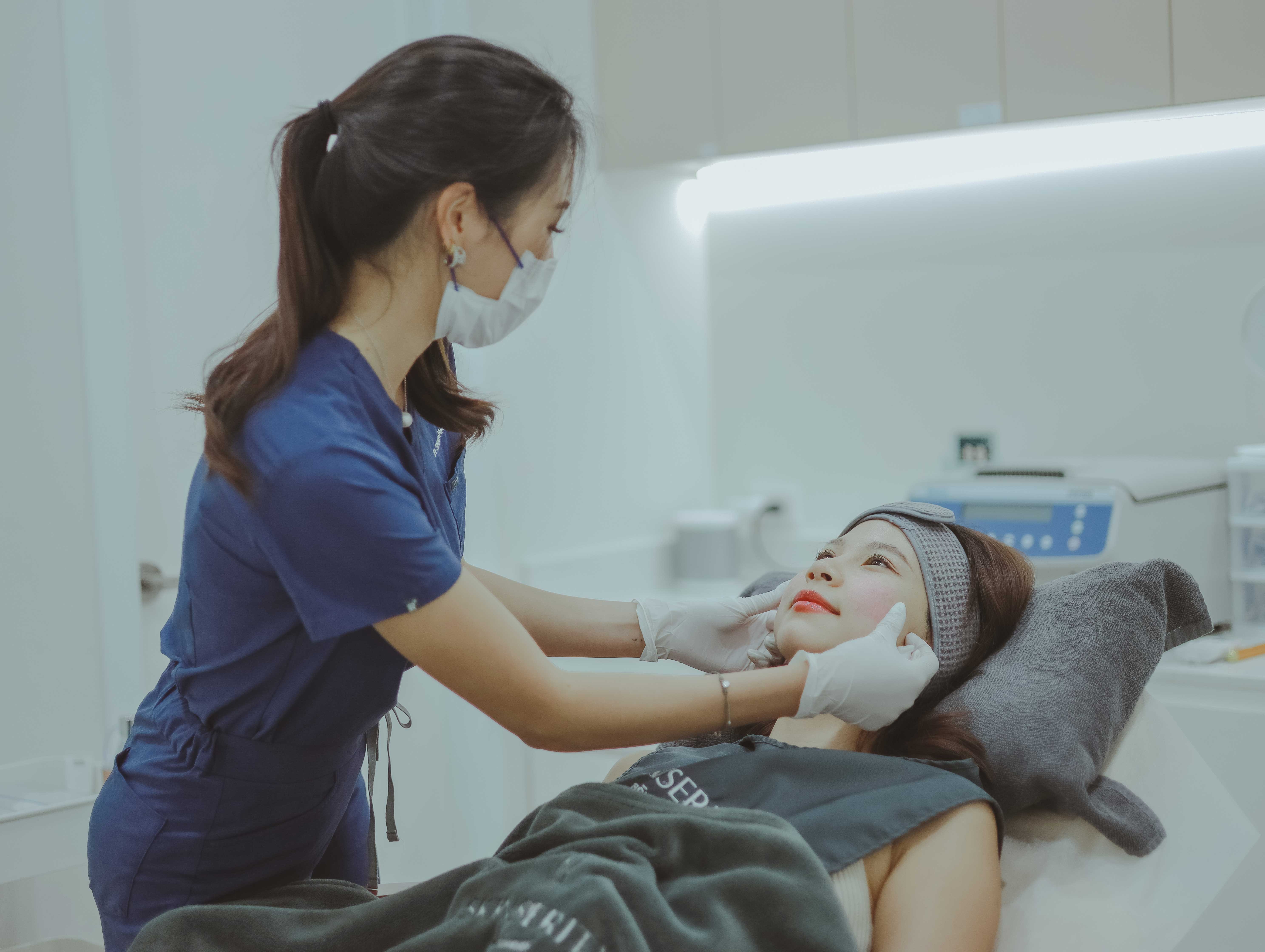 ฉีดโบท็อกซ์ปรับรูปหน้า | Skinserity