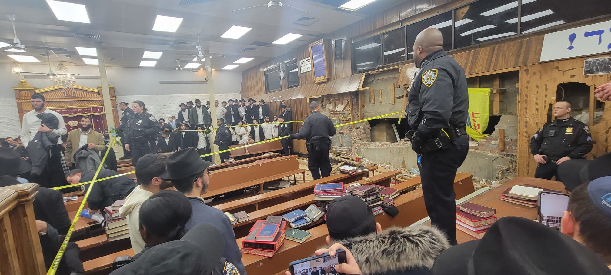 Chaos in 770 as extremists vandalize shul, mini riot erupts, leading to ...