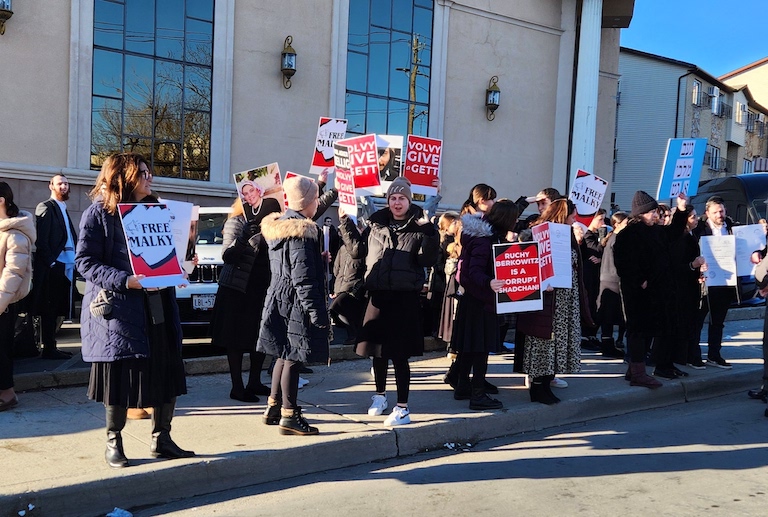 Spirited rally for an agunah in Kiryas Joel, despite gawkers, jeers ...