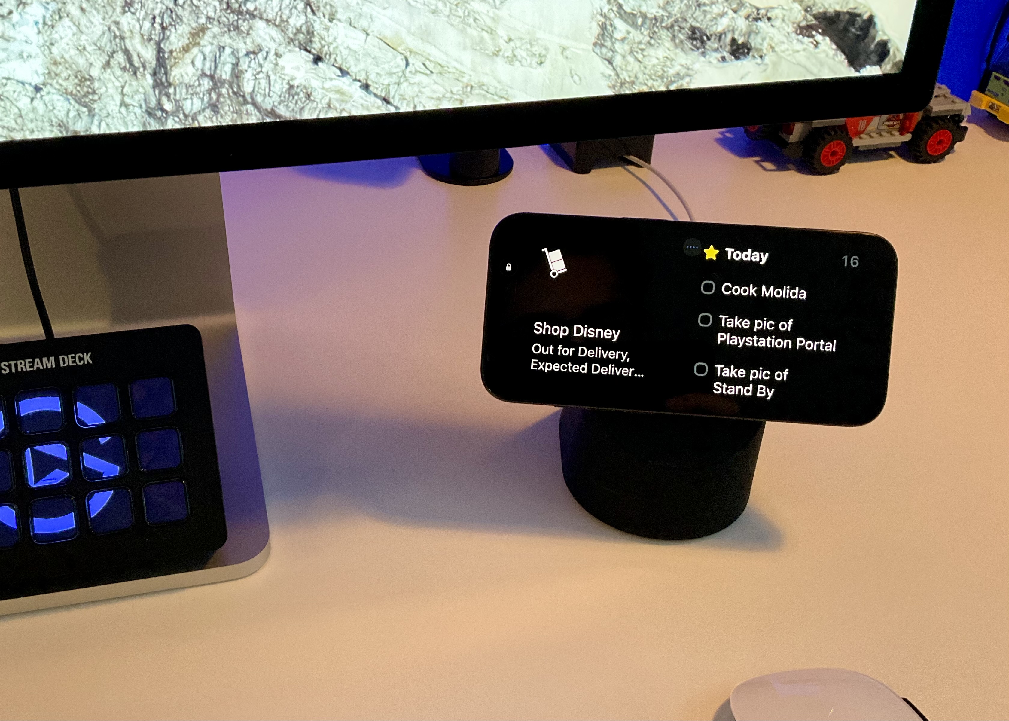 My StandBy mode setup, widgets, and favorite Magsafe stand