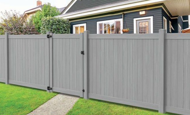 How to Choose the Right Vinyl Fence Color for Your Yard