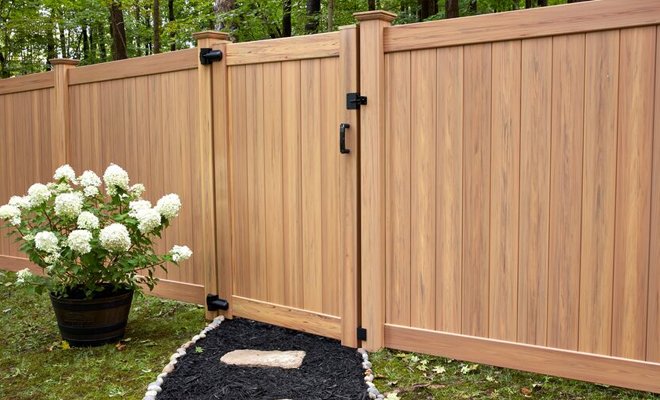 How to Choose the Right Vinyl Fence Color for Your Yard