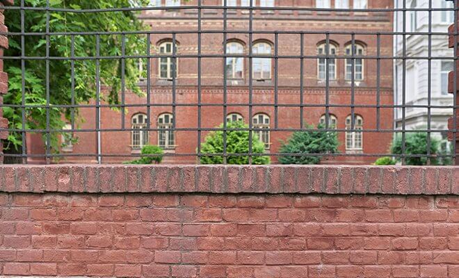 From Classic to Modern: Eye-Catching Front Yard Fences