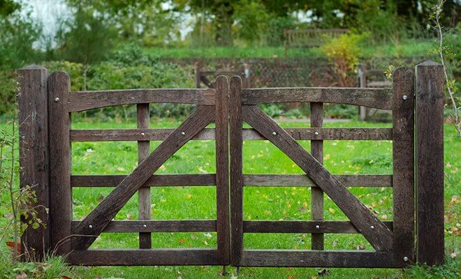 From Classic to Modern: Eye-Catching Front Yard Fences