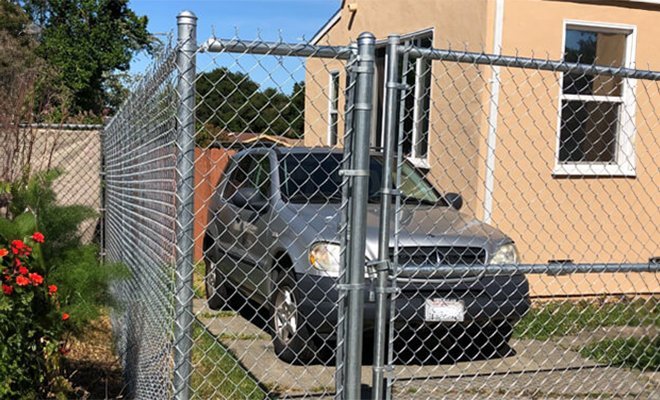 Chainlink fence gate ideas and styles for any homeowner