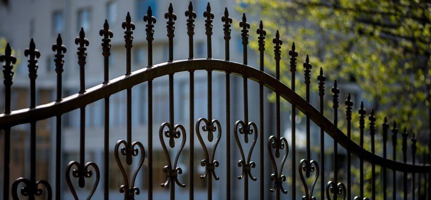 Seven Stunning Ornamental Fence Ideas [with photos]