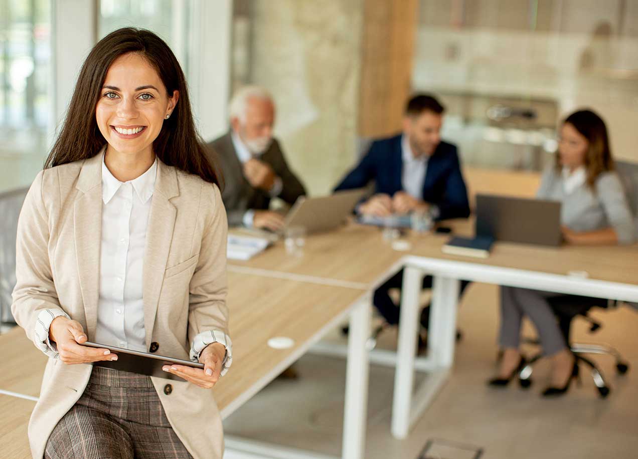 How to Monitor Employee Performance (Examples and Tools) - Field-Employees