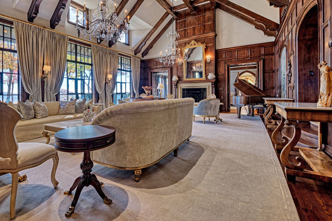 Main Hall - Gallery - Sagee Manor