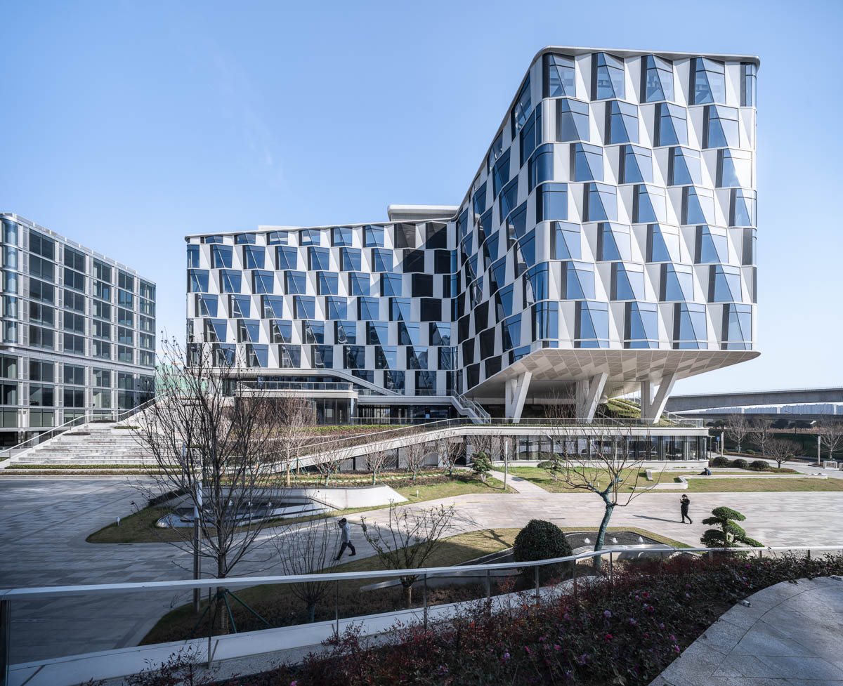 The Giant Whales | LYCS Architecture