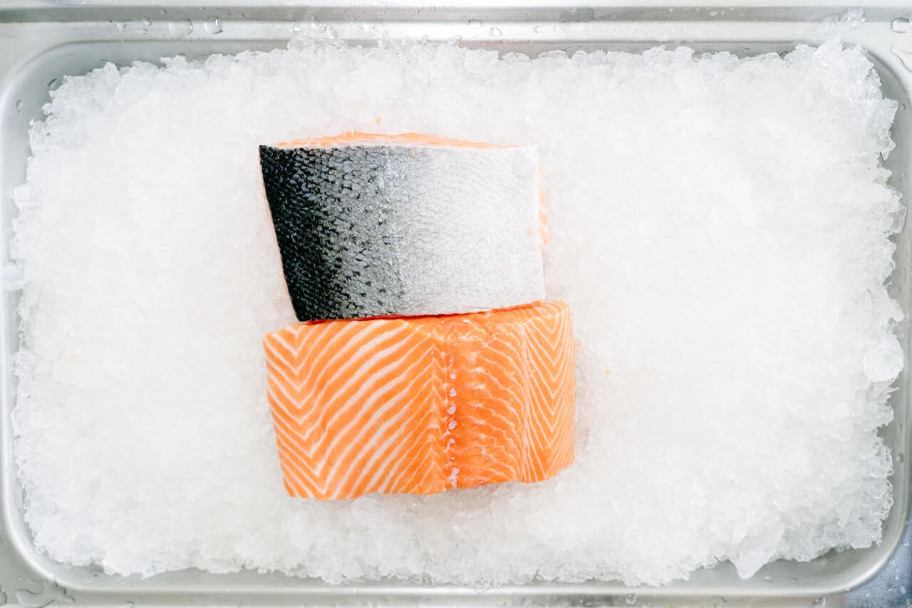 Can You Eat Raw Salmon? A Guide on How to Do It Safely | Signos