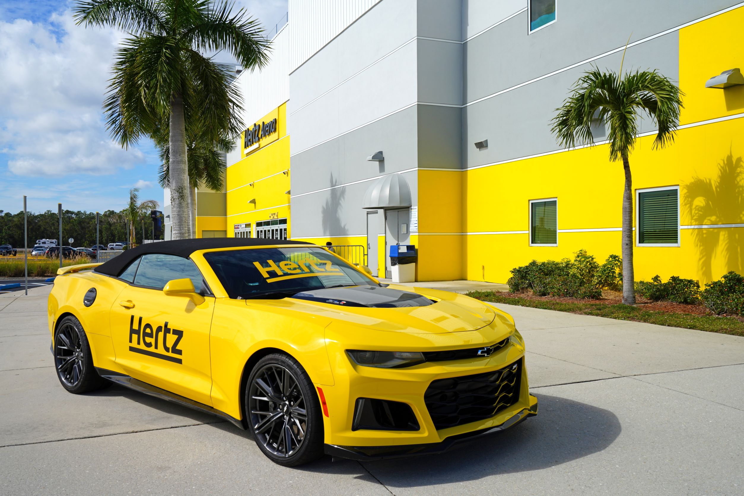 Hertz announces deal to buy up to 175,000 EVs from GM