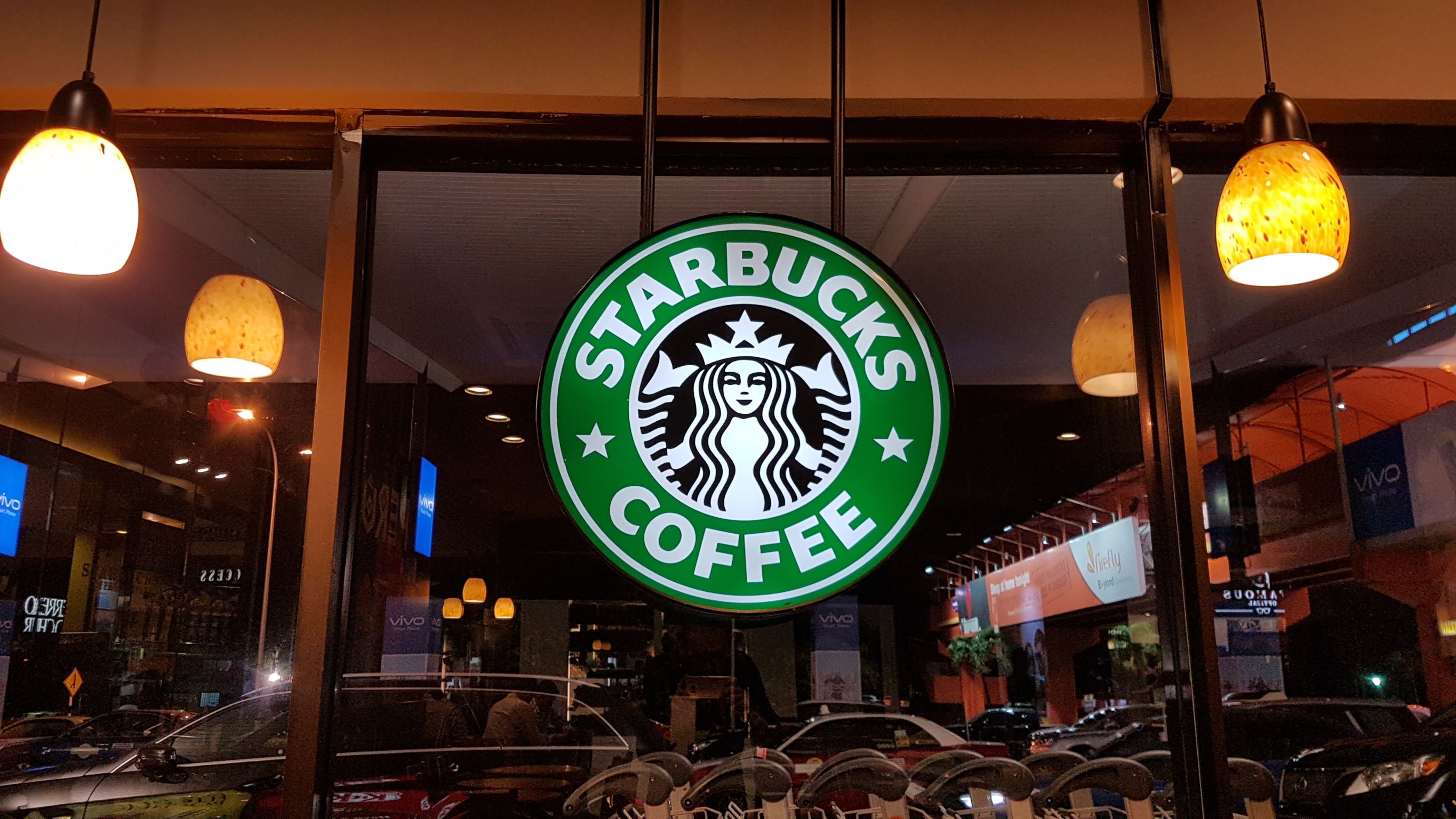 Il nuovo CEO di Starbucks assume la leadership prima del previsto ...
