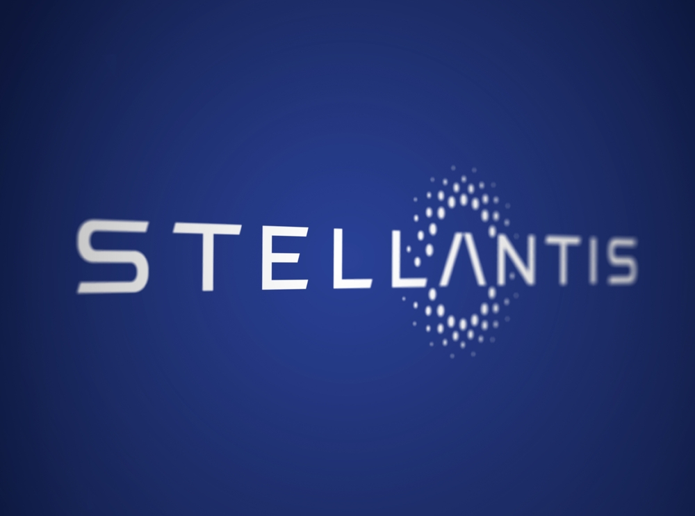 Stellantis' Dual-Track Strategy: More Gigafactories & Lighter Batteries