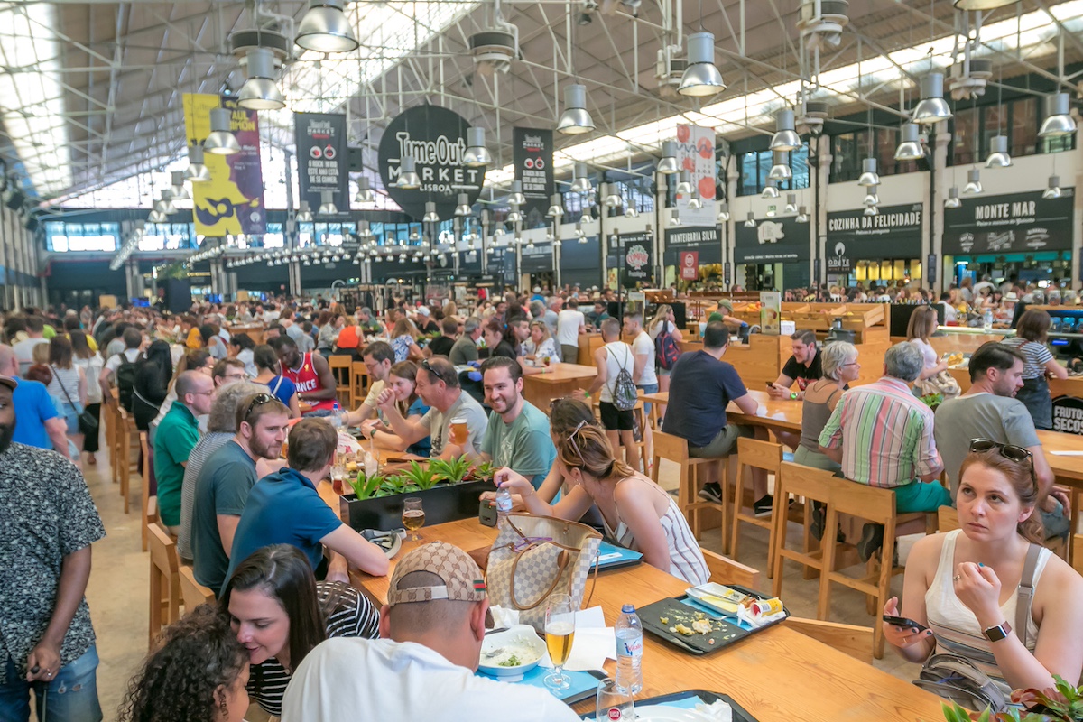Ouvrir un food court : comment se positionner sur le marché