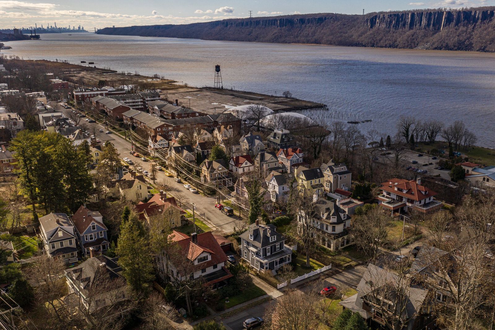 14 Top Places to Buy Along the Hudson River