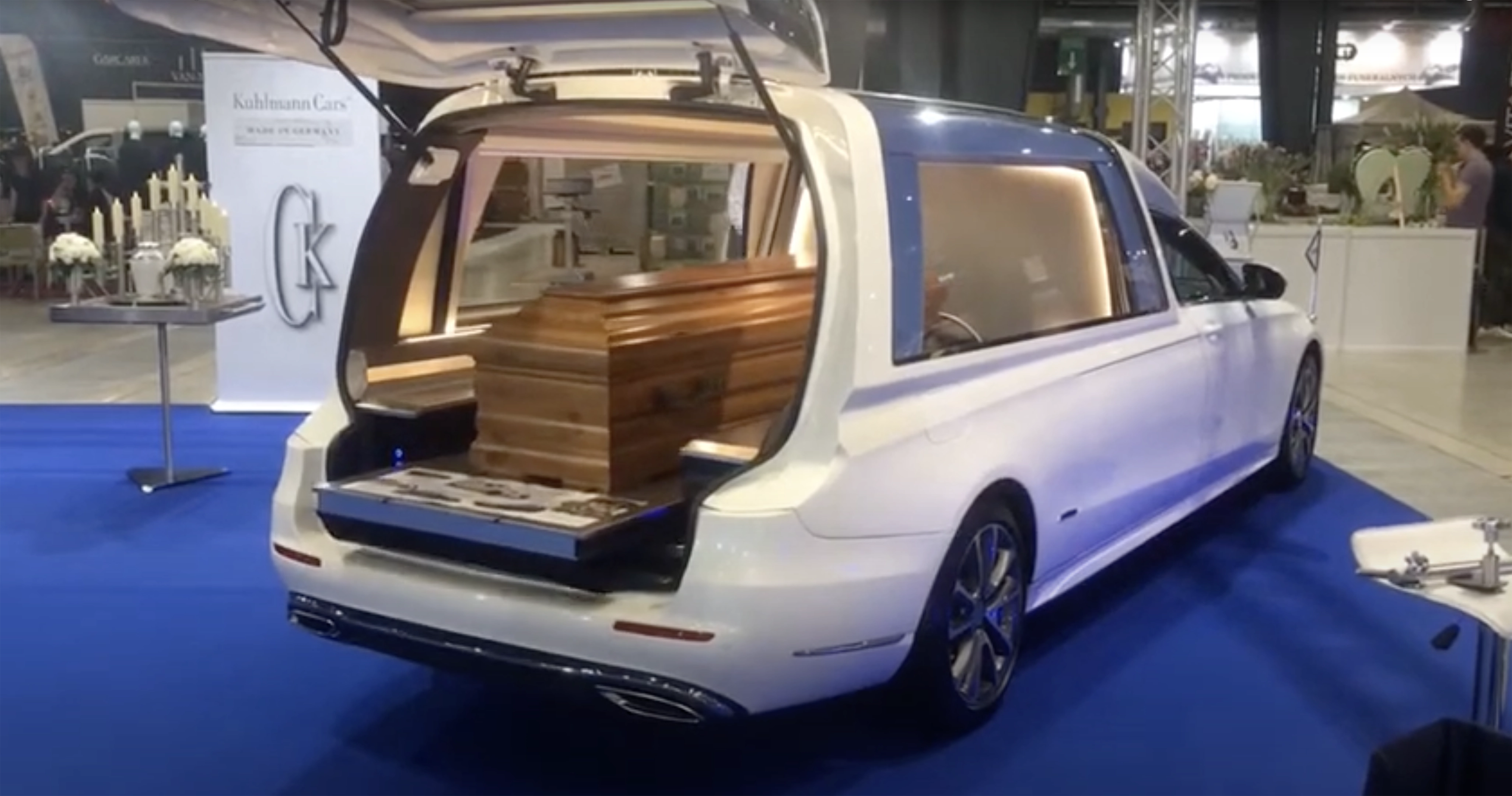 Bestattungswagen auf Basis Mercedes-Benz E-Klasse mit elektrischen Rollos – Kuhlmann-Cars ...