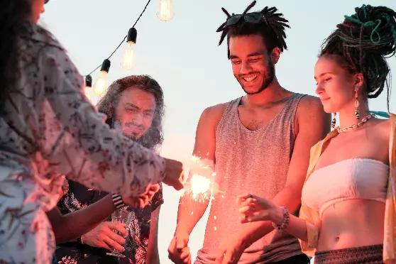 Die 15 besten Partyspiele für Erwachsene mit und ohne Alkohol