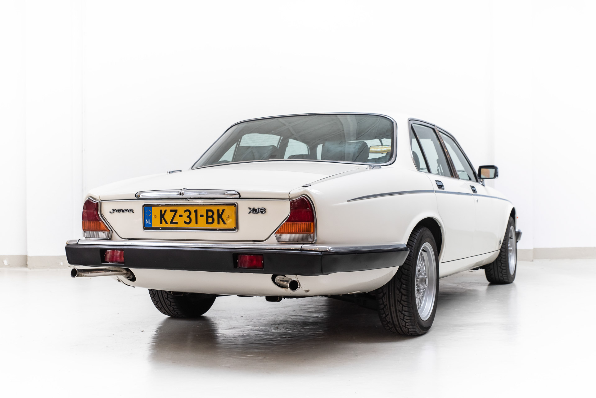Jaguar XJ6 4.2 Series III - Cool Classic Club