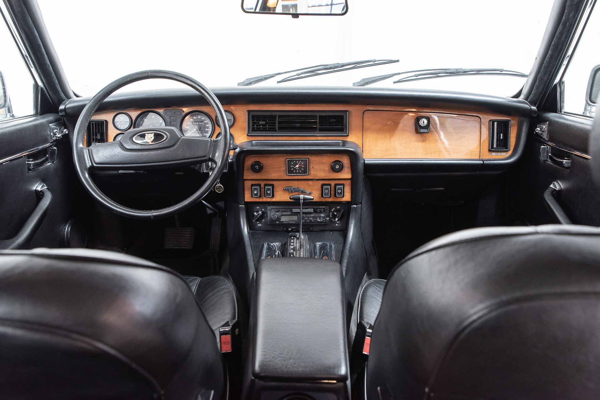 Jaguar XJ6 4.2 Series III - Cool Classic Club