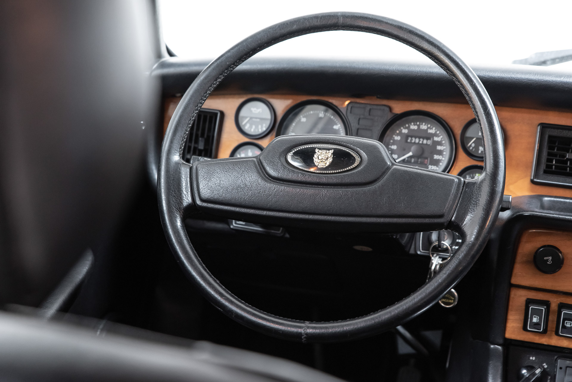 Jaguar XJ6 4.2 Series III - Cool Classic Club