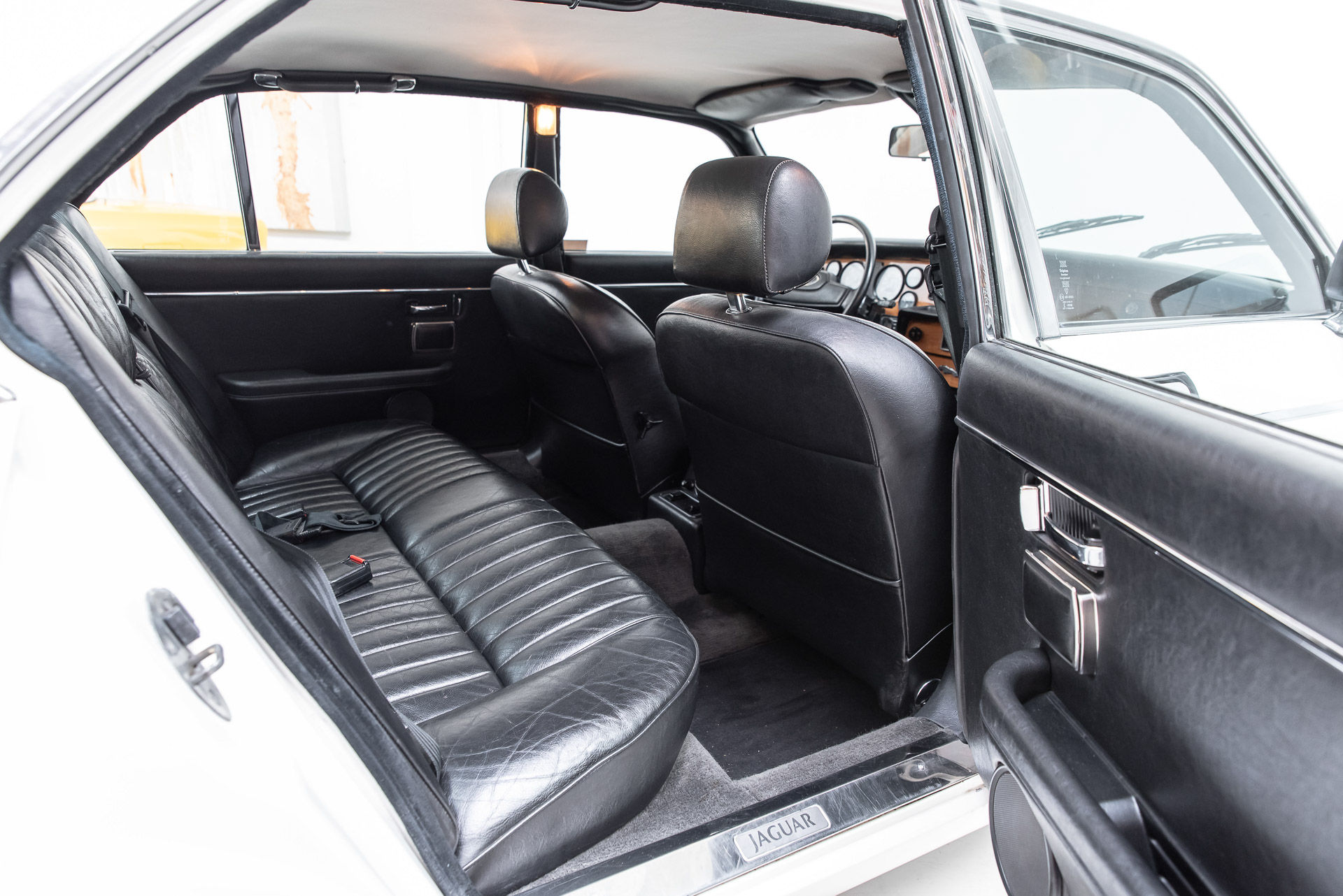 Jaguar XJ6 4.2 Series III - Cool Classic Club