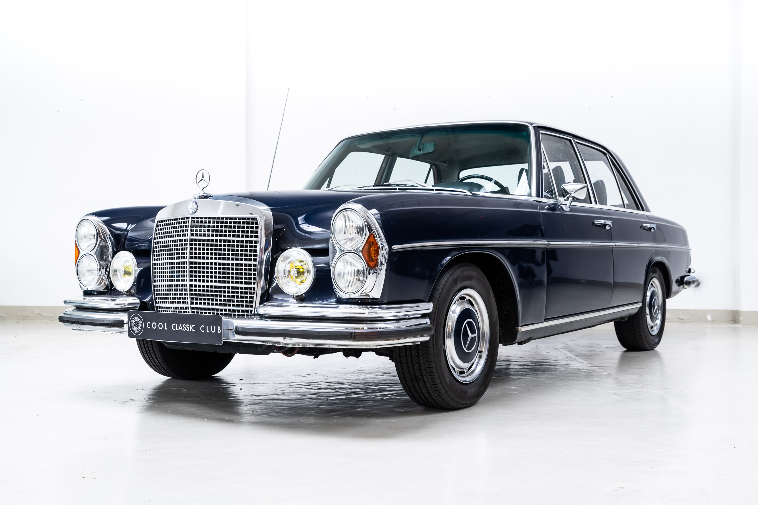 Mercedes 280 SE 3.5l V8 - Cool Classic Club