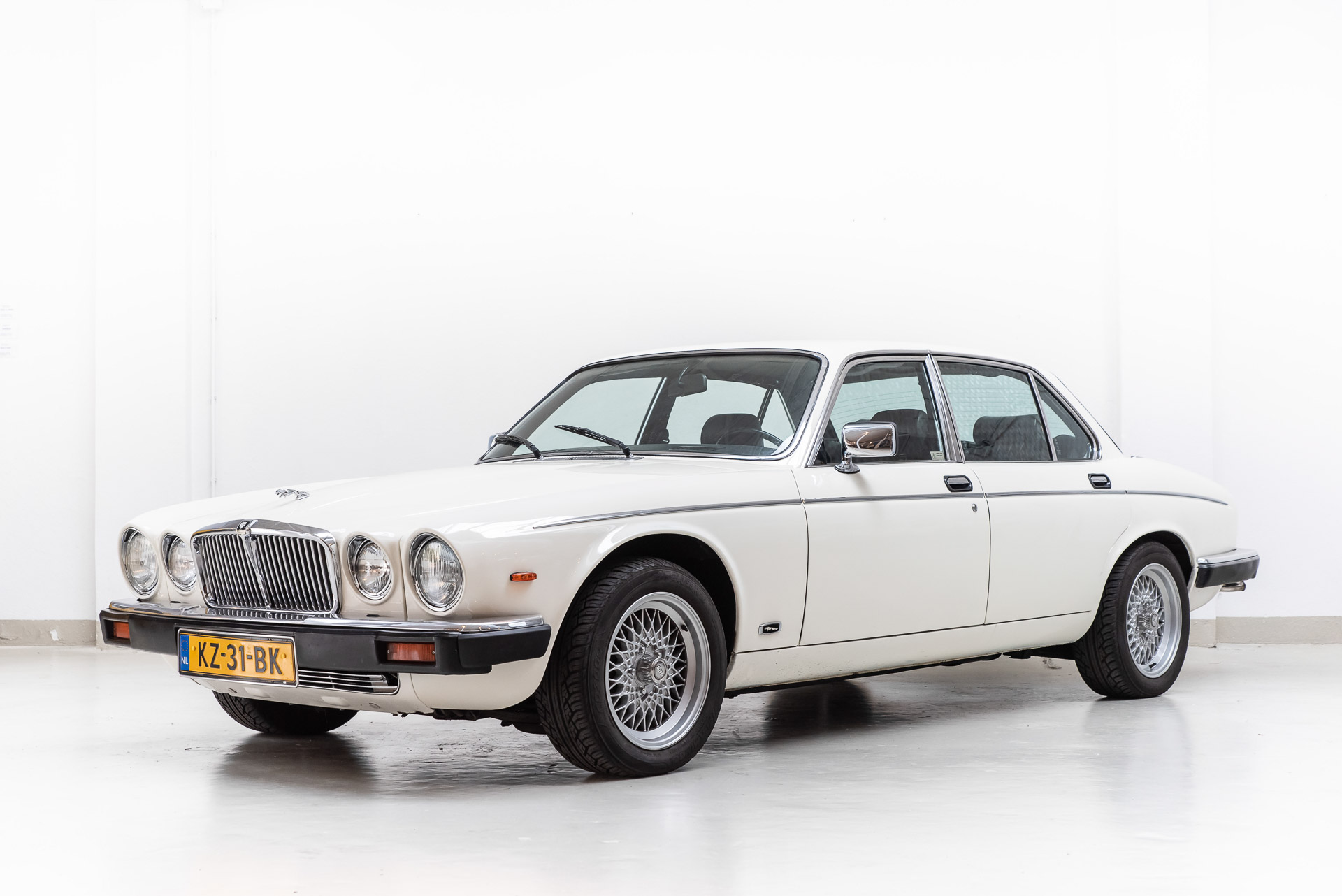 Jaguar XJ6 4.2 Series III - Cool Classic Club