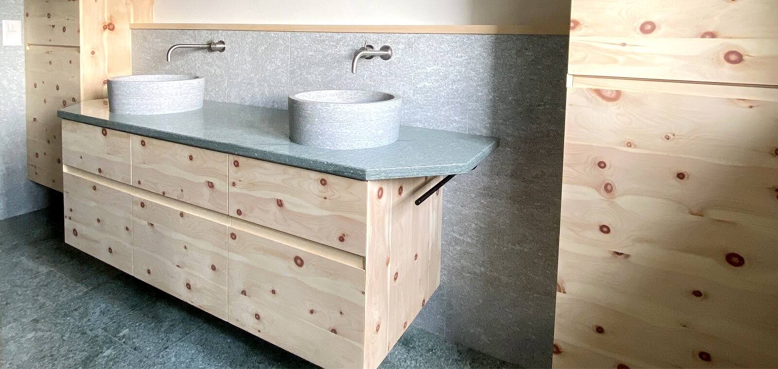 Badezimmer aus Arvenholz | Referenzen | Schreinerei Tanner | Münsingen