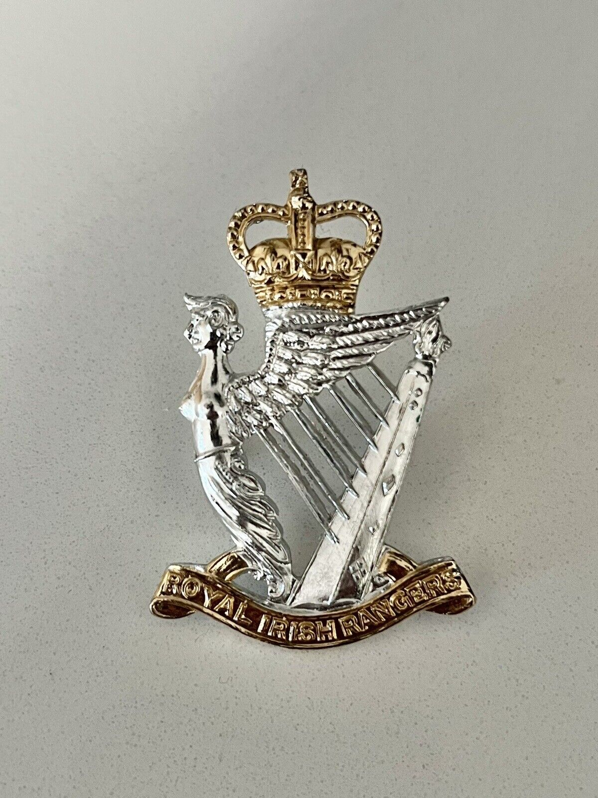 THE ROYAL IRISH RANGERS ARMY MILITARY CAP BADGE STAYBRIGHT