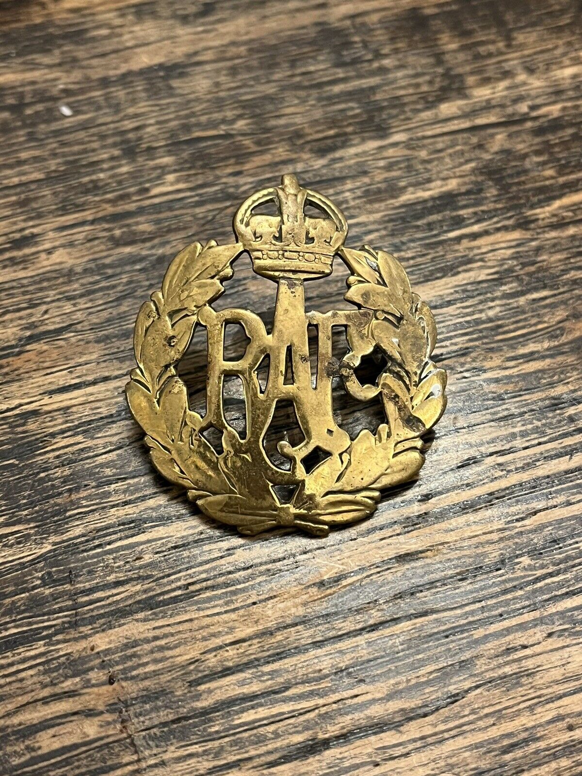 WW2 Period RAF KINGS CROWN Cap Badge.