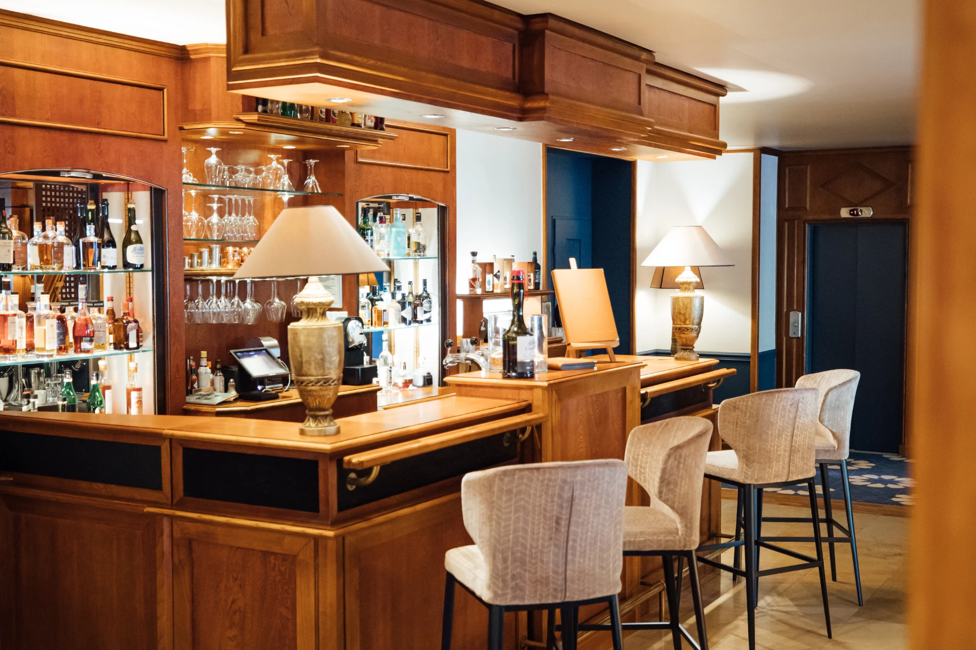 Bar lounge The Library | Hostellerie Cèdre & Spa | au Coeur de Beaune