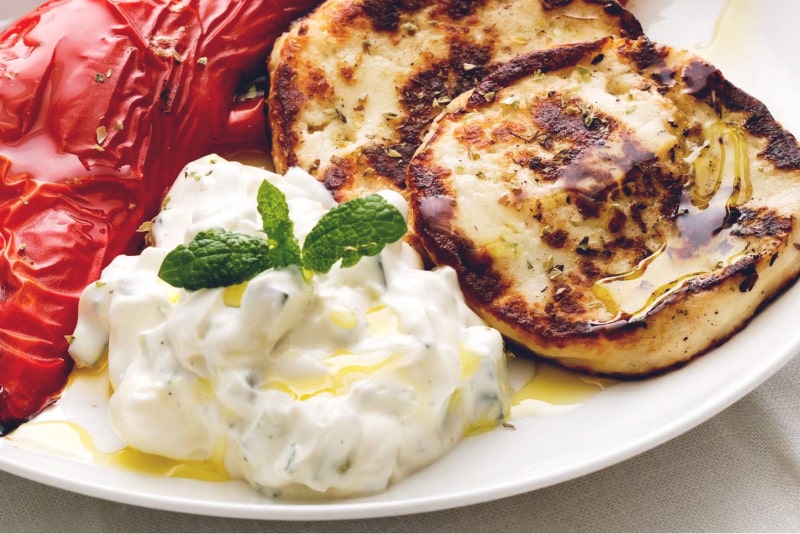 Stekt grilloumi med ugnsrostad paprika och tsatsiki