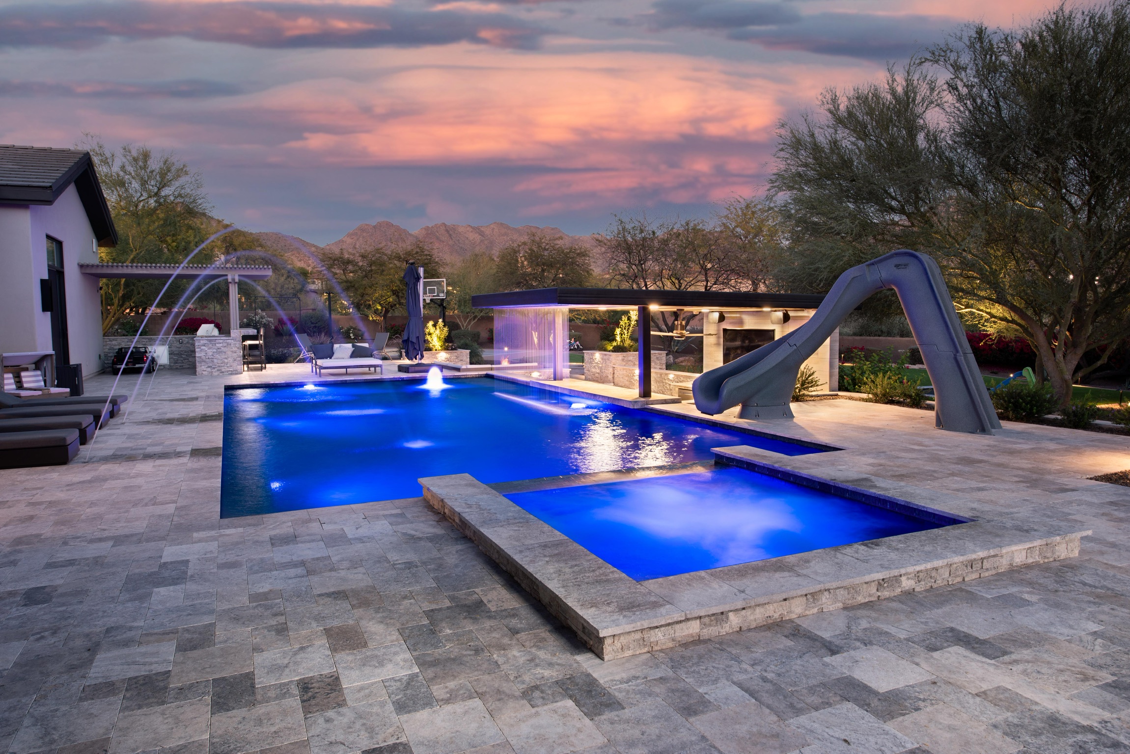 Luxury Spa & Hot Tub Designs - Thunderbird Pools