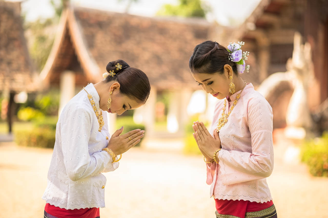 How to 'Wai' as a Foreigner in Thailand? Learn How to Wai