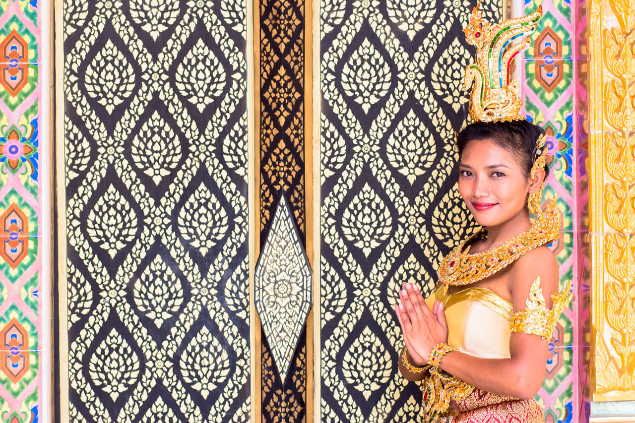 How to 'Wai' as a Foreigner in Thailand? Learn How to Wai