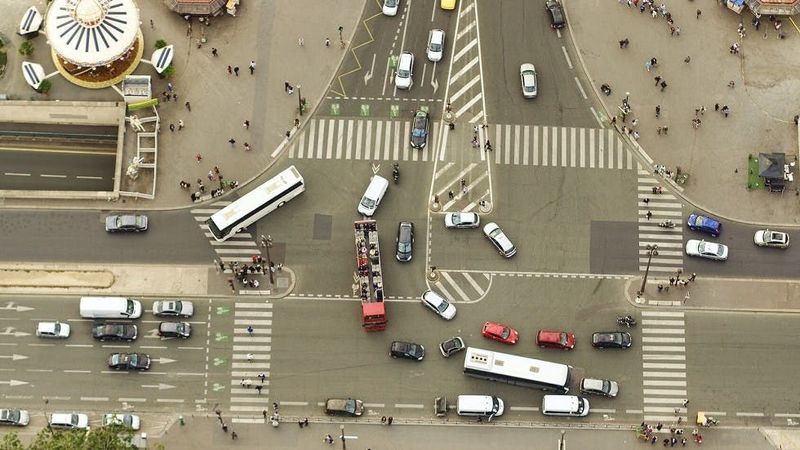 Aborder une intersection : priorités et sécurité - Ornikar