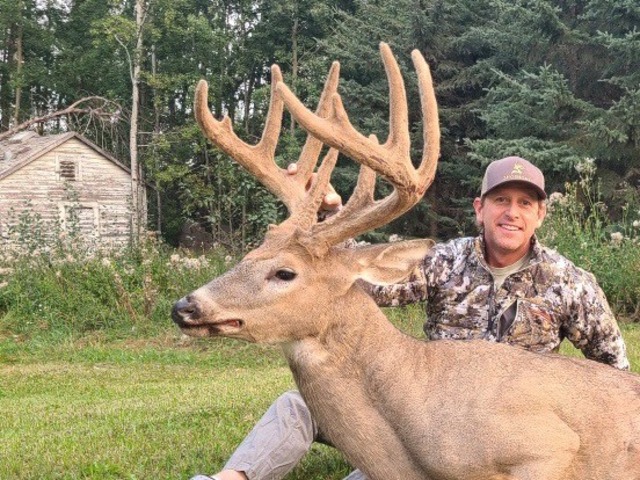 Alberta Trophy Whitetail Hunt in Pigeon Lake, Alberta, Canada ...