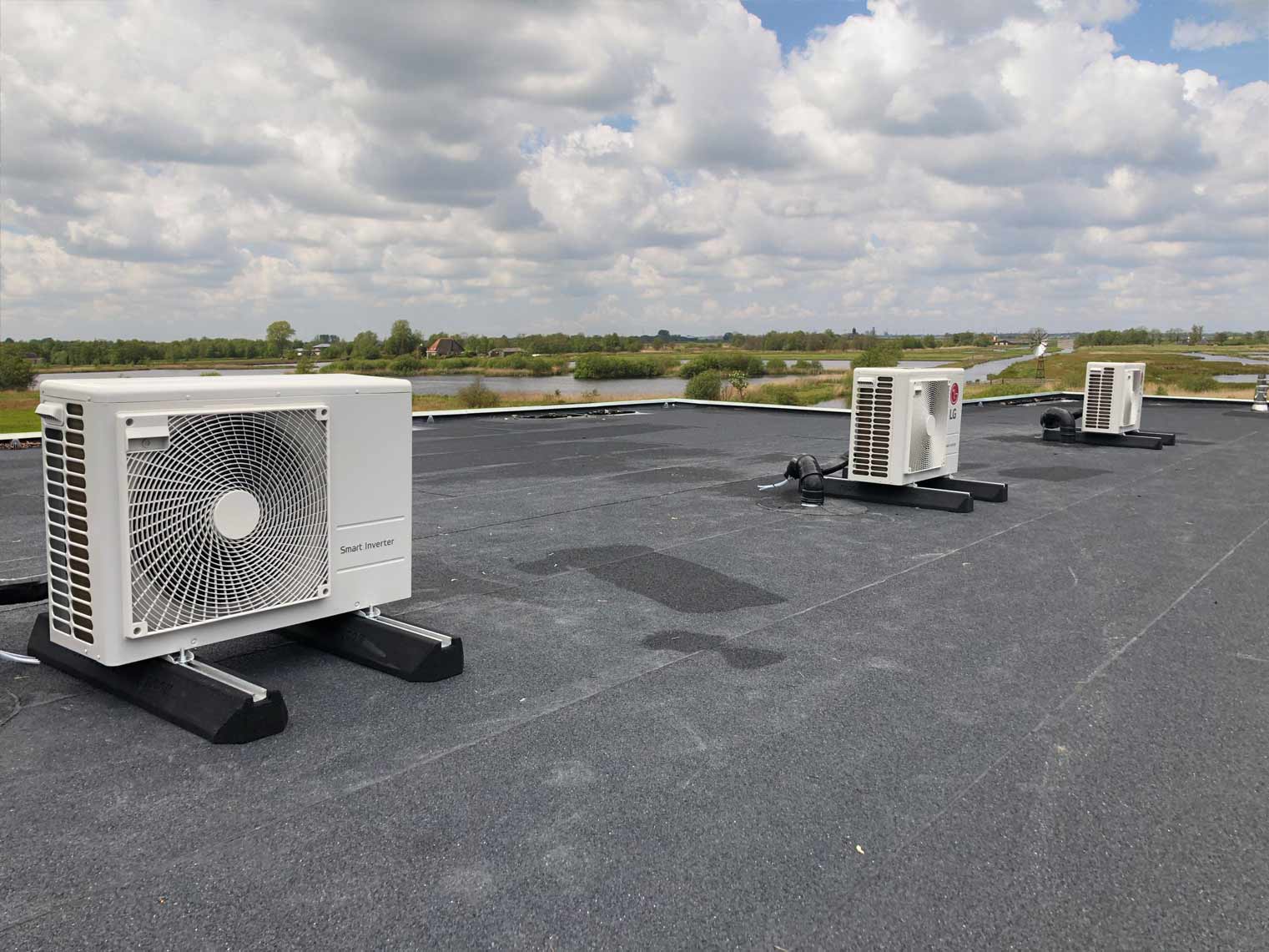 Airco efficiëntie verbeteren: airco op een wit dak
