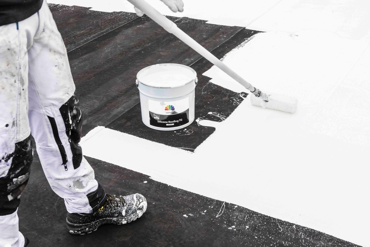 Plat dak wit verven: Hitte bestrijden, Voordelen & Kosten